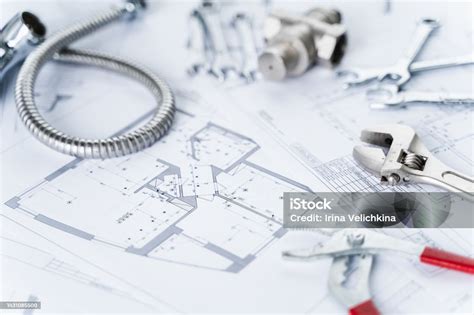 집에서 배관 프로젝트 그림 도표 아파트 건물의 물 공급 계획 집에서 수리를하는 남자 수리공 장치 부속품 호스 탭 조정가능한 렌치