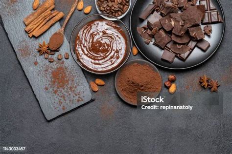 다크 콘크리트 배경에 녹은 초콜릿 또는 헤이즐넛 스프레드를 유리 그릇과 초콜릿 조각으로 초콜릿 스프레드에 대한 스톡 사진 및 기타 이미지 초콜릿 스프레드 0명 계피