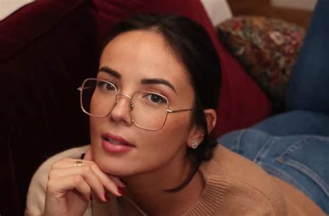 Agathe Auproux Dans Un Haut Qui Dévoile Largement Sa Poitrine Elle