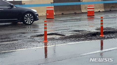 고속도로 포트홀 매년 4천건5년간 피해보상액 48억 공감언론 뉴시스통신사 고속도로 포트홀 매년 4천건5년간 피해보상액 48억 공감언론 뉴시스통신사