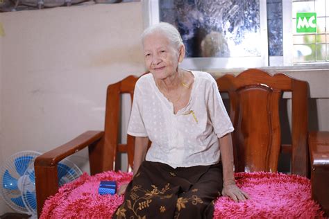 ကိုလူမင်း က ရွှေရင်ထိုး နဲ့ ရွှေကြယ် ကန်တော့တယ် ဒေါ်မြတ်မွန်