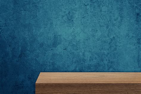 배경에 소박한 파란색 치장 벽토 콘크리트 벽과 함께 제품 몽타주 디스플레이를위한 빈 공간이 있는 갈색 나무 카운터의 가장자리 장식을 위한 나무 테이블의 테두리 Launch