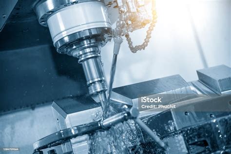 오일 냉각수 방법으로 금형 부품을 절단하는 Cnc 밀링 기계 금속에 대한 스톡 사진 및 기타 이미지 금속 밀링 기계 가공