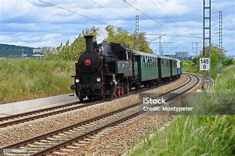 여행을 위해 선로를 달리는 마차가 있는 오래된 체코의 역사적인 증기 기관차 철도와 역사에 대한 개념 강철에 대한 스톡 사진 및 기타 이미지 Istock
