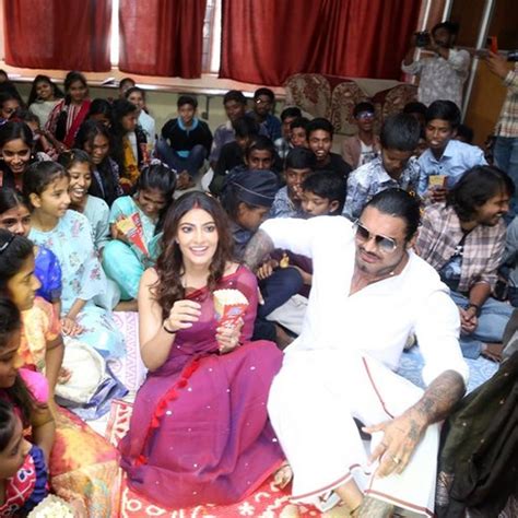 Varalakshmi Sarathkumar అనాధ పిల్లలతో కలిసి బర్త్ డే సెలబ్రేట్ చేసుకున్న వరలక్ష్మీ శరత్ కుమార్