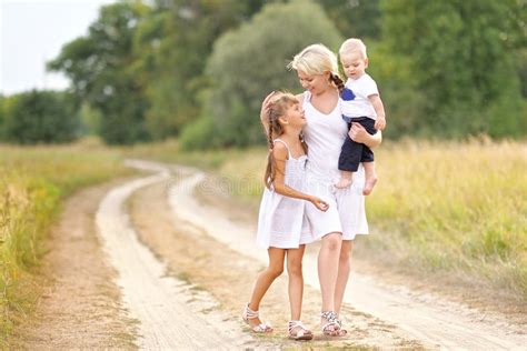 Mamma Con Il Figlio E La Figlia Fotografia Stock Immagine Di Carino Amore