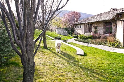 Уникална еднофамилна къща със собствен дух и парк в с Железница под наем Агенция за недвижими