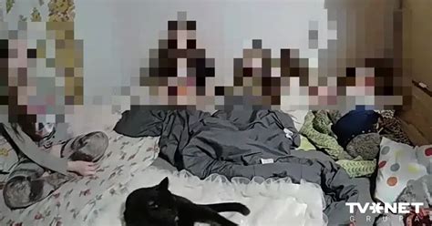 ВИДЕО В Риге полиция доставила домой пьяную женщину там находились 5