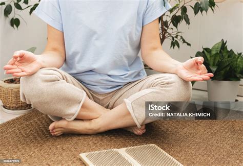 요가 자세를 하고 바닥에 앉아 있는 여성 손톱이 달린 나무 사두 보드 집에서 사두 연습 Mental Wellbeing에 대한 스톡 사진 및 기타 이미지 Mental