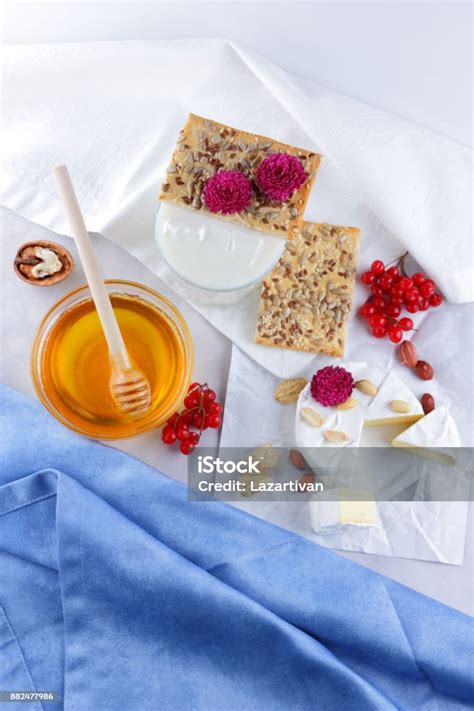흰색 배경 카망베르 우유 꿀 흰색 배경 파란색 냅킨 팝 아트 붉은 열매 멕시코 요리 인도 요리 프랑스 아침 식사 아트 크리스마스 치즈의 유리에 치즈 0명에 대한 스톡 사진