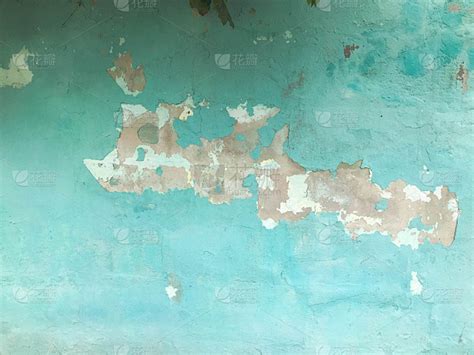 蓝色的、破旧的、龟裂的、油漆剥落的、古老的、美丽的墙。纹理。背景