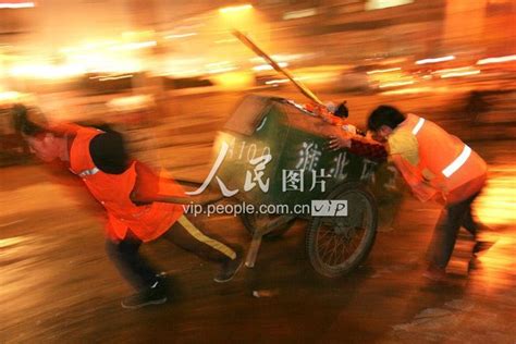 安徽淮北 清洁工的除夕夜 人民图片网