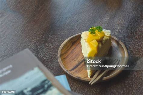 신선한 망고와 망고 크레페 흰색 나무 바탕에 크림 망고 무스 케이크를 닫습니다 토닝 선택적 초점 포크로 흰 접시에 망고 치즈 케이크 0명에 대한 스톡 사진 및 기타 이미지