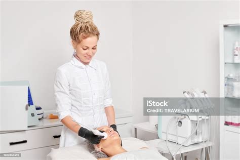 미용사는 회춘 여성 얼굴 노화 방지 미용 절차를 위해 Rf 리프팅을 만듭니다 미용사에 대한 스톡 사진 및 기타 이미지 미용사 스포츠 훈련 클리닉 환경 Istock