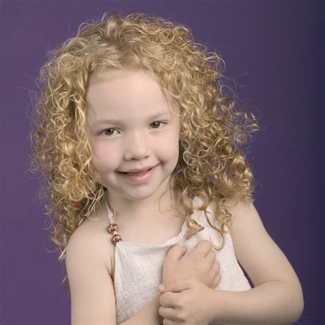 Spiral Locken Für Ein Kleines Mädchen Einfaches Styling