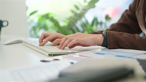 사무실 책상에서 일하는 잘린 총격전 사업가 무선 키보드로 타이핑하는 손 20 24세에 대한 스톡 사진 및 기타 이미지 20