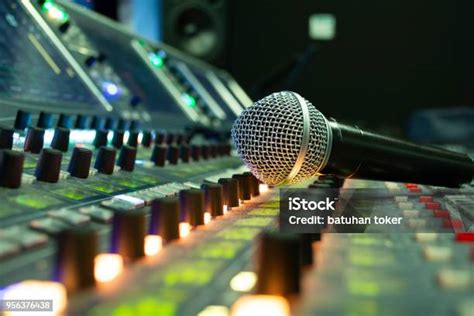 듀얼 마이크 다이얼 노브 및 슬라이드 바와 전문 음악 믹서 콘솔에 넣어 12 채널 마이크와 녹음 장비는 전문 음악 가 수의 음성