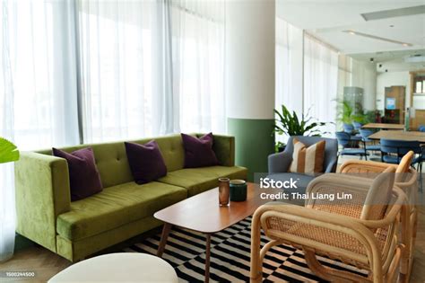 편안한 소파와 커피 테이블이 있는 현대적인 사무실 카페테리아 인테리어 0명에 대한 스톡 사진 및 기타 이미지 0명 가구 갈색 Istock