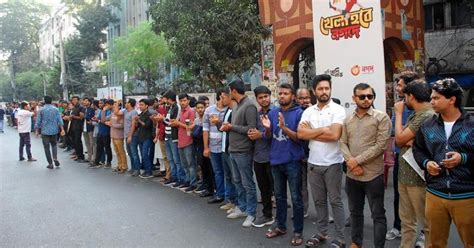 নীলক্ষেতে পথচারীদের মোবাইল চেক করছে ছাত্রলীগ