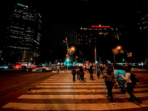 보행자 도로를 걷는 사람들의 그룹 사진 Unsplash의 무료 자동차 이미지