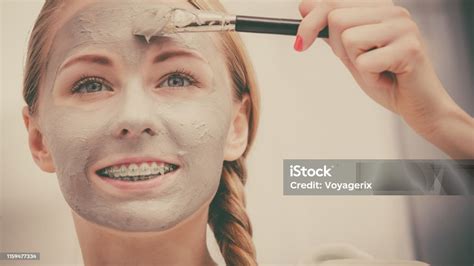 그녀의 얼굴에 브러시 점토 진흙 마스크로 적용하는 여자 가꿔주기에 대한 스톡 사진 및 기타 이미지 가꿔주기 껍질 녹색