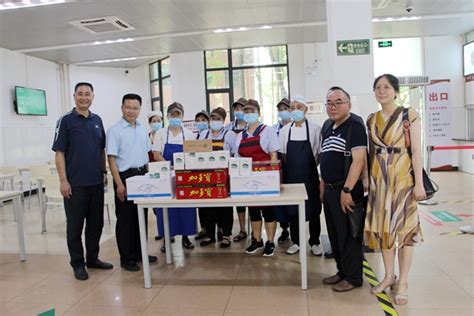 成都大学 王清远校长率队慰问学校食堂值班员工 学校动态 新闻动态 中国教育后勤协会