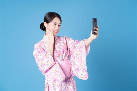 Imagen De Una Joven Japonesa Con Kimono Foto Premium
