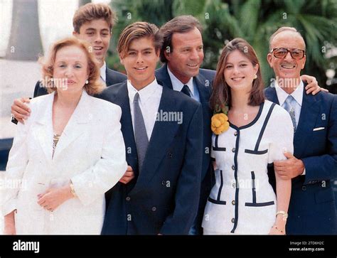 Miami United States 06 02 1991 Singer Julio Iglesias Poses With His
