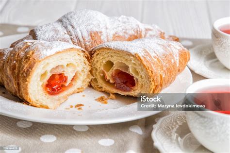 닫습니다 발렌타인의 하루입니다 크로와상 및 베리 티 빈티지 도자기 컵에서 프랑스 하나는 크루아상 맛 있어 달콤한 딸기 필 링 내부 반 잘라입니다 0명에 대한 스톡 사진 및