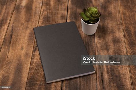 나무 테이블에 커피 한잔 옆에 빈 페이지가 있는 열린 노트북의 평면도 이미지 텍스트 또는 모의 광고를 추가할 준비가 되었습니다 0명에 대한 스톡 사진 및 기타 이미지