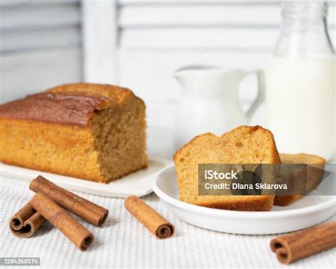 흰색 테이블에 수제 스폰지 계피 케이크 우유와 부드럽고 습한 디저트 홈메이드 베이커리 컨셉 0명에 대한 스톡 사진 및 기타 이미지 Istock