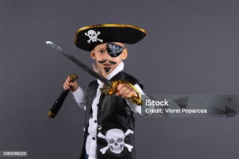 페인트 얼굴 칼과 망원경 고전 해적 선장 복사 공간이 충분한 회색 배경에 격리됩니다 즐거운 할로윈 보내세요 해적에 대한 스톡 사진 및 기타 이미지 Istock