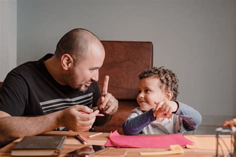 Pap Ayudando A Su Hijo Con La Tarea Foto Premium