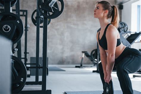 단 몇 분 사진 의 화려한 금발의 여자 에 그만큼 체육관 에 그녀의 주말 시간 체육관에 대한 스톡 사진 및 기타 이미지 체육관 한 명의 여자만 건강한 생활방식