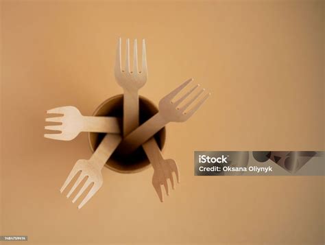 종이컵과 나무 포크는 복사 공간이 있는 밝은 배경의 평면도에 있습니다 재활용 또는 녹색 개념 0명에 대한 스톡 사진 및 기타 이미지 Istock