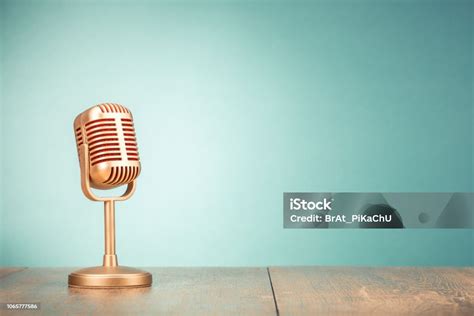 기자 회견 이나 인터뷰 테이블 앞 그라데이션 민트 녹색 배경에 대 한 레트로 골든 마이크 빈티지 올드 스타일 필터링 된 사진 마이크에 대한 스톡 사진 및 기타 이미지