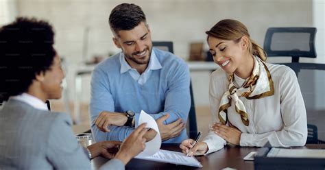 보험 대리인과의 회의에서 남편과 함께 있는 동안 계약에 서명하는 젊은 행복한 여자 사진 Unsplash의 세르비아 이미지
