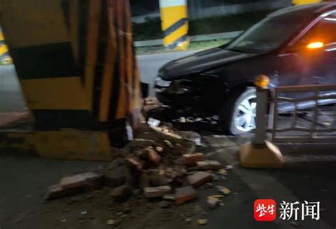 熬夜加班至凌晨开车犯困，小轿车一头撞上桥墩孙某事故江宁开发区