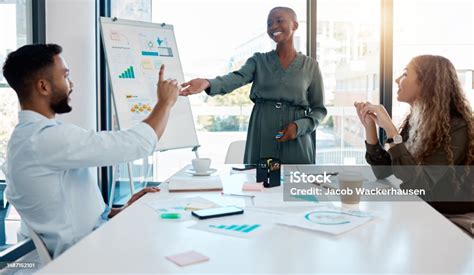 사무실 기업 회의에서 사업가의 관리자 교육 팀 흑인 여성 마케팅 리더가 워크숍 프레젠테이션 교육 세미나 및 다양한 동료 그룹과의 컨퍼런스에서 이야기합니다 남아프리카공화국에