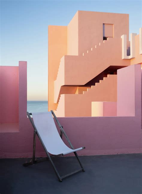 분홍색 건물 앞에 앉아있는 흰색 의자 사진 Unsplash의 무료 칼페 이미지