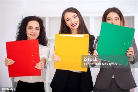 성공적인 사업가의 그룹입니다 회사의 중요 한 계약의 토론입니다 경영자에 대한 스톡 사진 및 기타 이미지 경영자 계획 남자 Istock