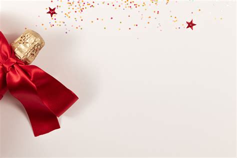 실크 리본과 흰색 배경에 흩어져 있는 색종이로 감싸인 황금 호일에 담긴 샴페인 선물 병 0명에 대한 스톡 사진 및 기타 이미지 0명 개념 공휴일 Istock