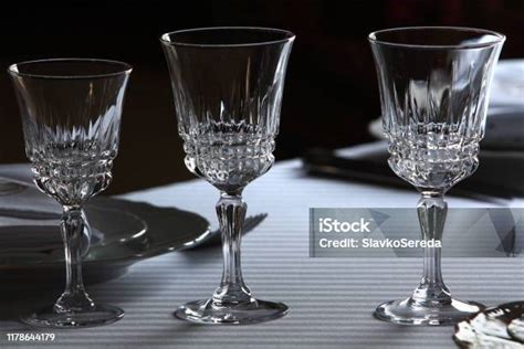 레스토랑 의 테이블에 칼 세트 접시 냅킨 빈 크리스탈 와인 잔을 제공합니다 개체 그룹에 대한 스톡 사진 및 기타 이미지 개체 그룹 고급 요리 그릇 Istock