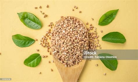 잎이 있는 노란 배경에 나무 숟가락으로 말린 메밀 적절한 균형 잡힌 영양과 건강한 식품의 개념 건강한 식생활에 대한 스톡 사진 및 기타 이미지 Istock