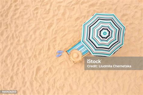 모래 사장에 휴가 사람의 물건이있는 선베드 근처의 줄무늬 해변 우산 조감도 텍스트를 위한 공간 양산에 대한 스톡 사진 및 기타 이미지 Istock
