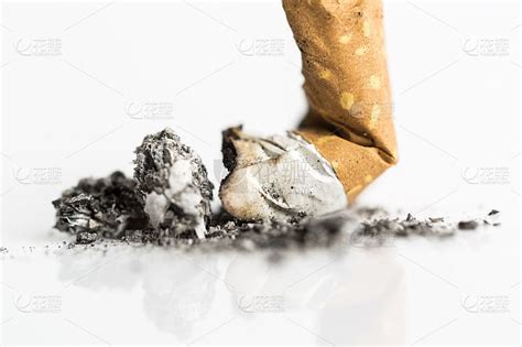 烟头近距离隔离在一个白色的背景