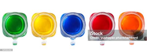 클리핑 경로가 있는 흰색 배경에 격리된 투명한 유리에 담긴 맛있는 다채로운 음료가 다릅니다 화려한 여름 음료 평면도 0명에 대한