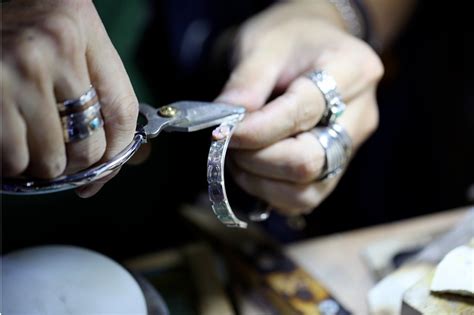 金秀瑶族非遗文化 中云直播专访非遗手工打造银饰技艺 凤凰网视频 凤凰网