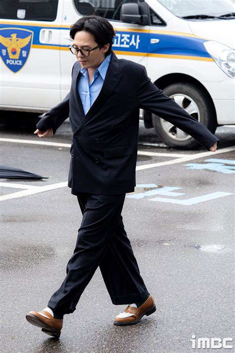 포토 마약 혐의 지드래곤 경찰 출석 전 기지개 한번