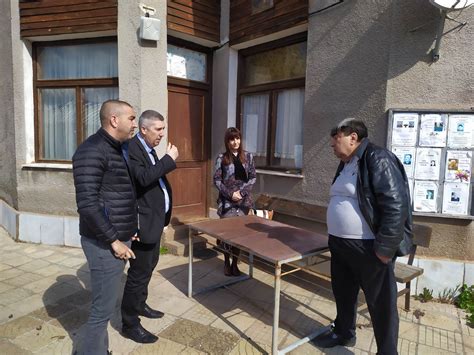 Шефът на полицията в Перник се среща с трънчани по селата липса на транспорт зареждане на